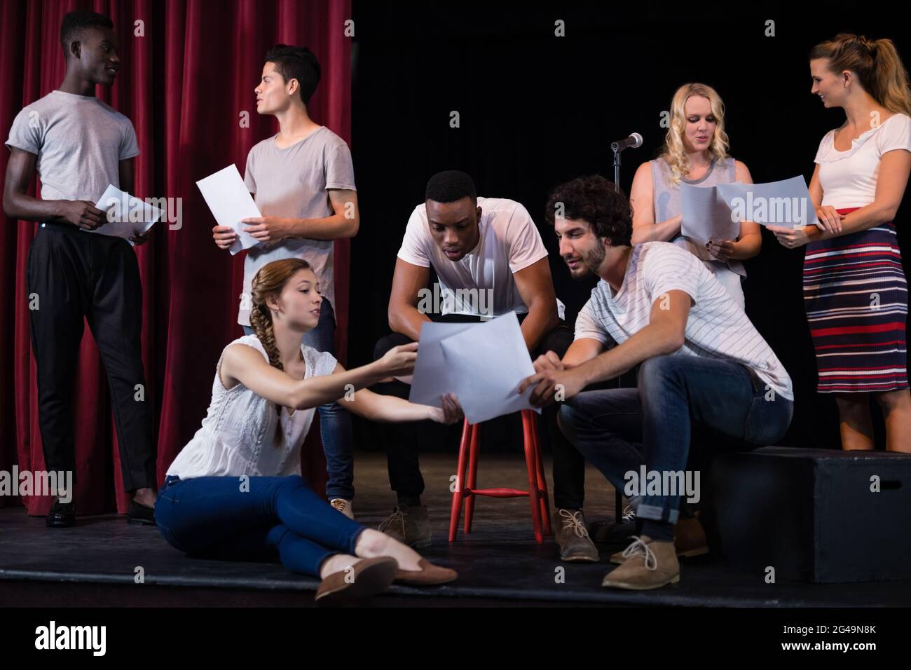 Group of actors on stage hi-res stock photography and images - Alamy