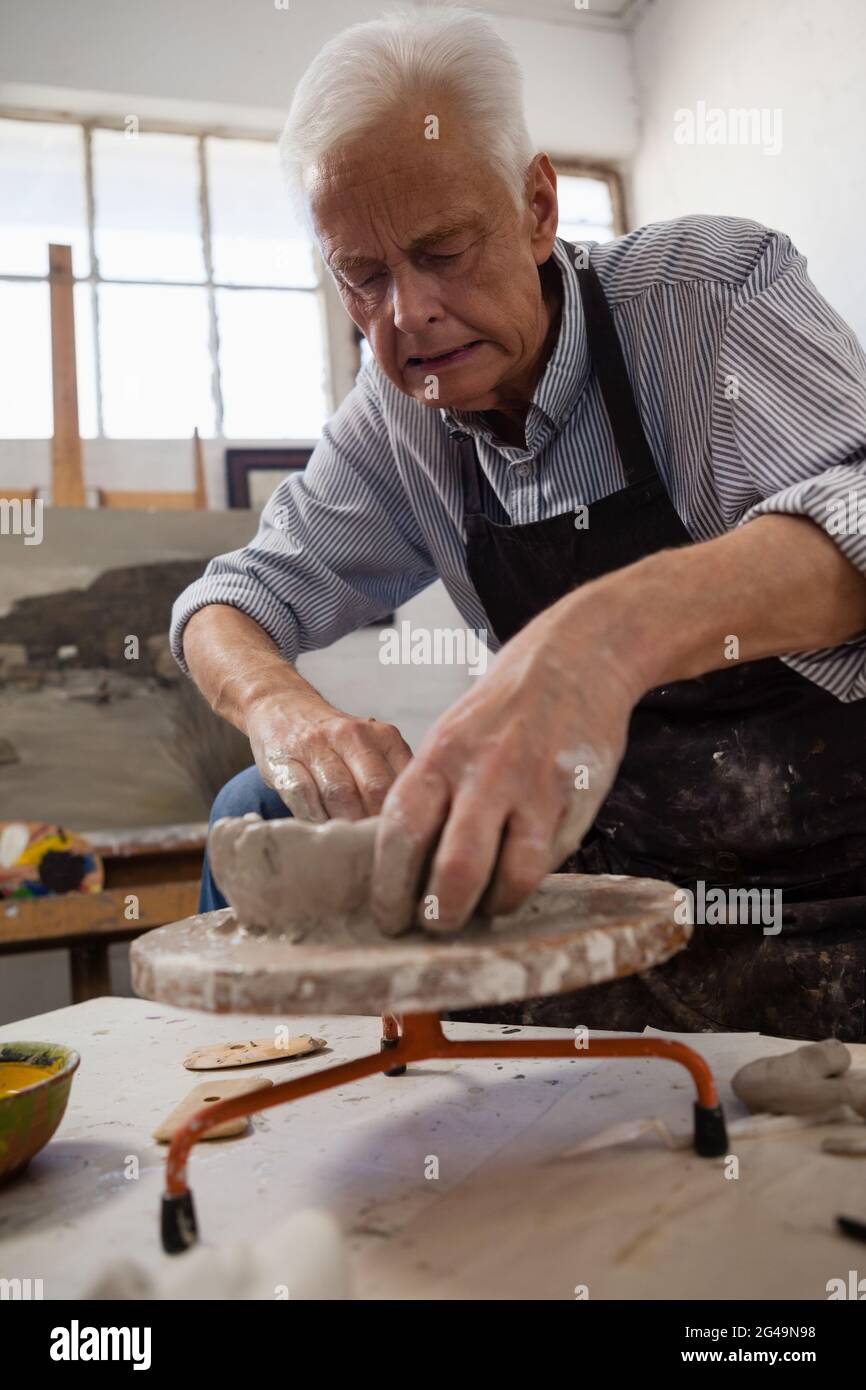 Man molding clay hi-res stock photography and images - Alamy