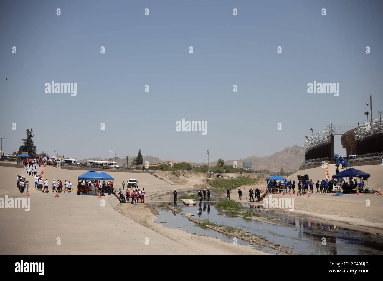 People hug border wall hi-res stock photography and images - Alamy