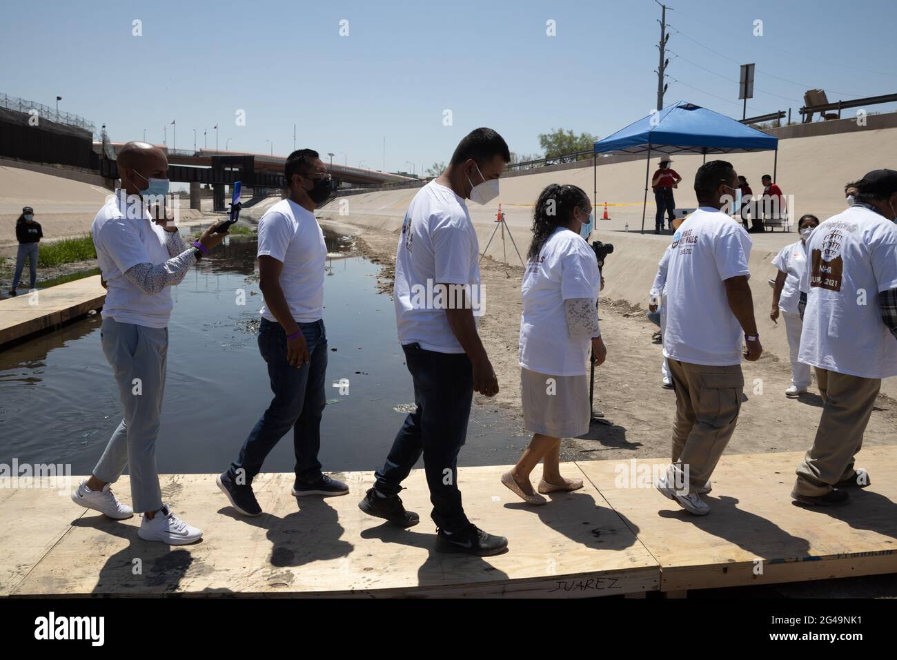People hug border wall hi-res stock photography and images - Alamy