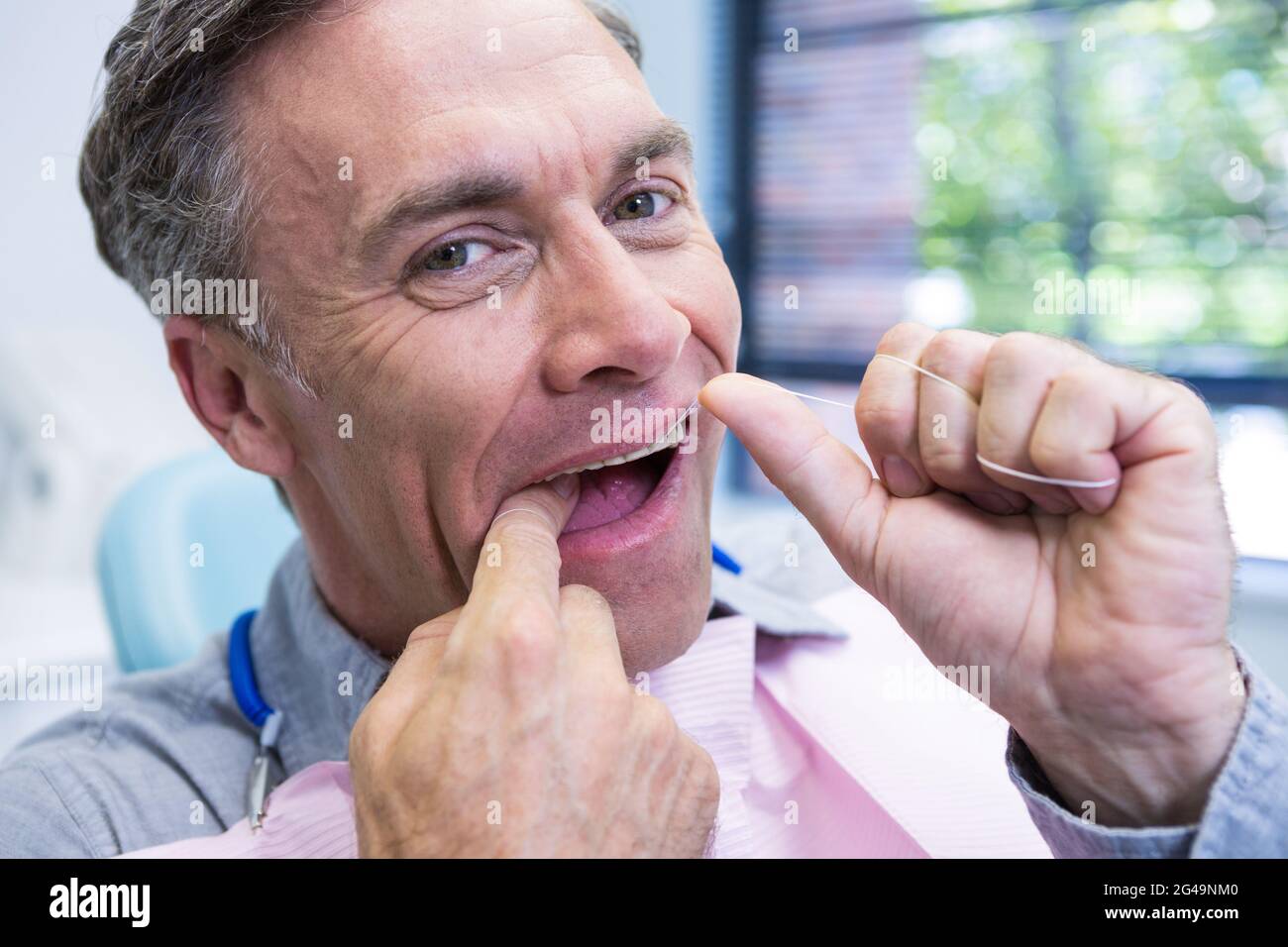 Teeth string hi-res stock photography and images - Alamy