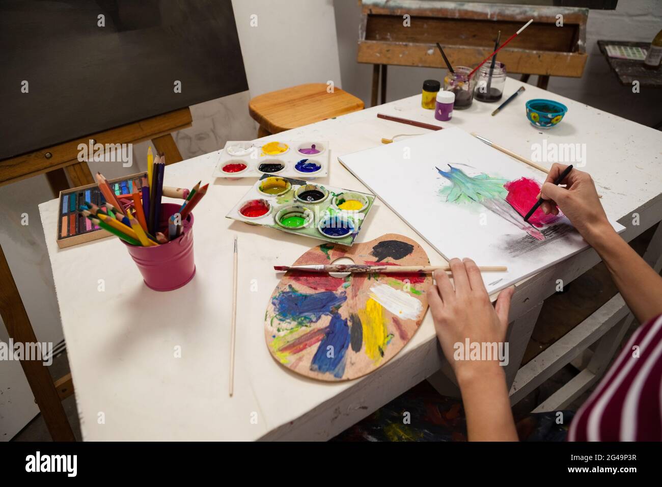 Woman sketching in book hi-res stock photography and images - Alamy