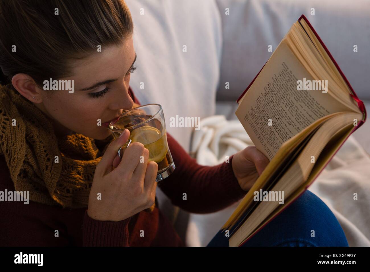 Woman tea sofa scarf hi-res stock photography and images - Alamy