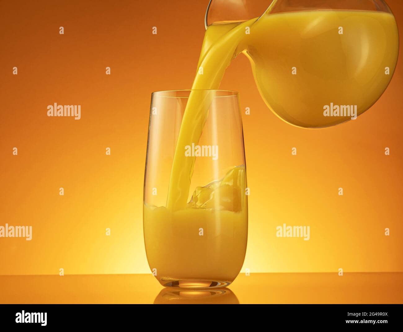 Juice pouring from pitcher to glass hi-res stock photography and images ...