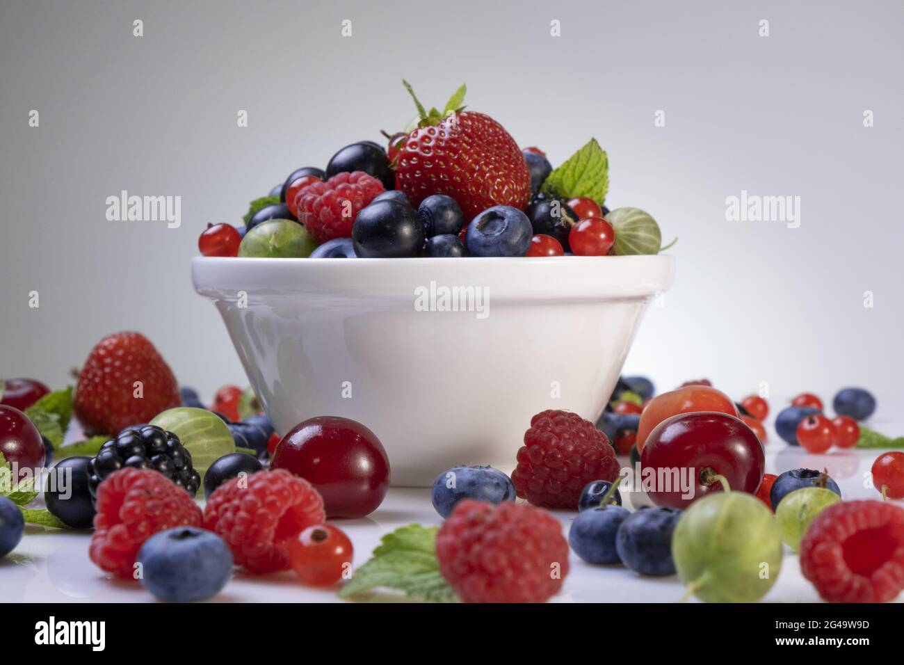 Video of red currant hi-res stock photography and images - Alamy