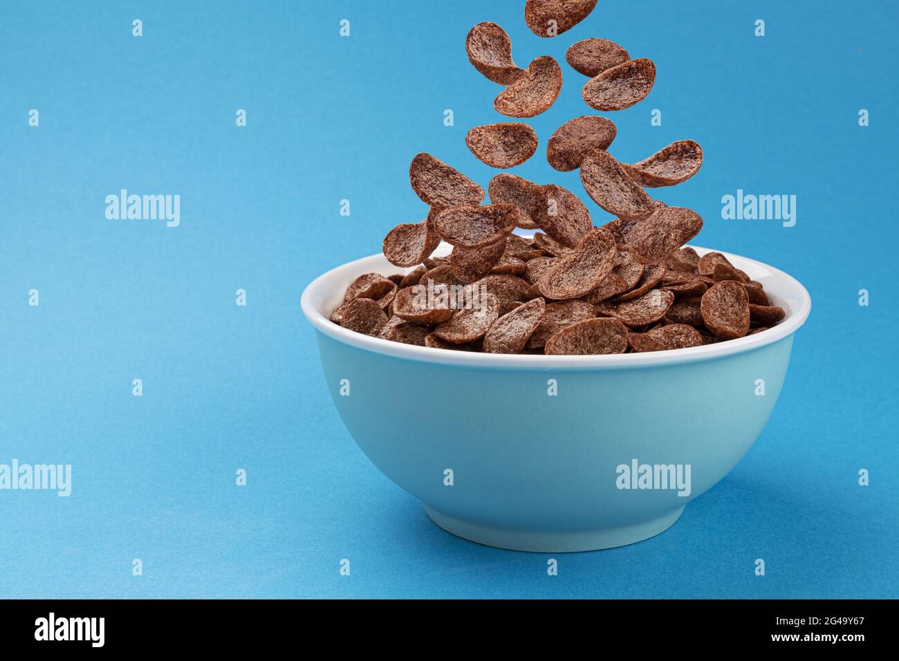 Falling chocolate corn flakes, healthy breakfast Stock Photo - Alamy