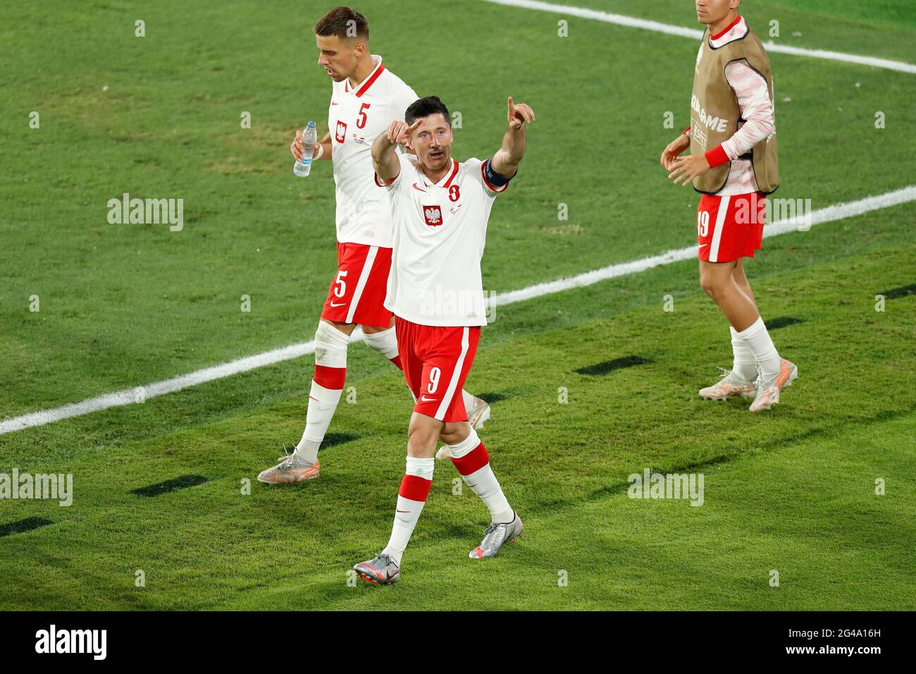 Robert lewandowski goal celebration hi-res stock photography and images ...