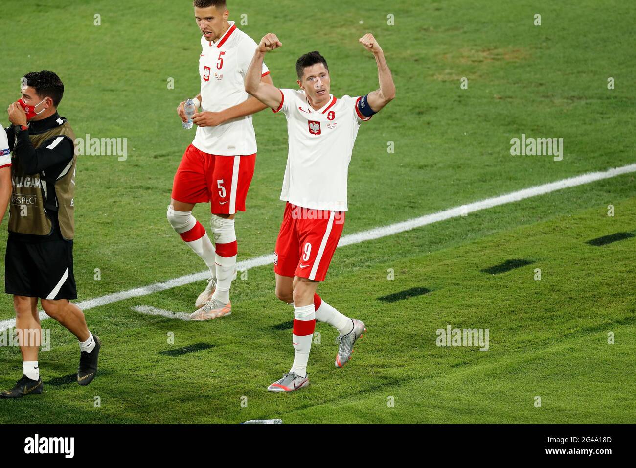 Robert lewandowski goal celebration hi-res stock photography and images ...