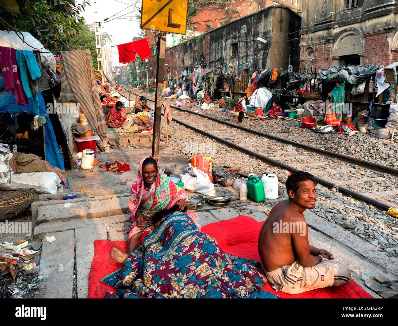 Slum-life along the railway line into Kolkata, Bengal Stock Photo - Alamy