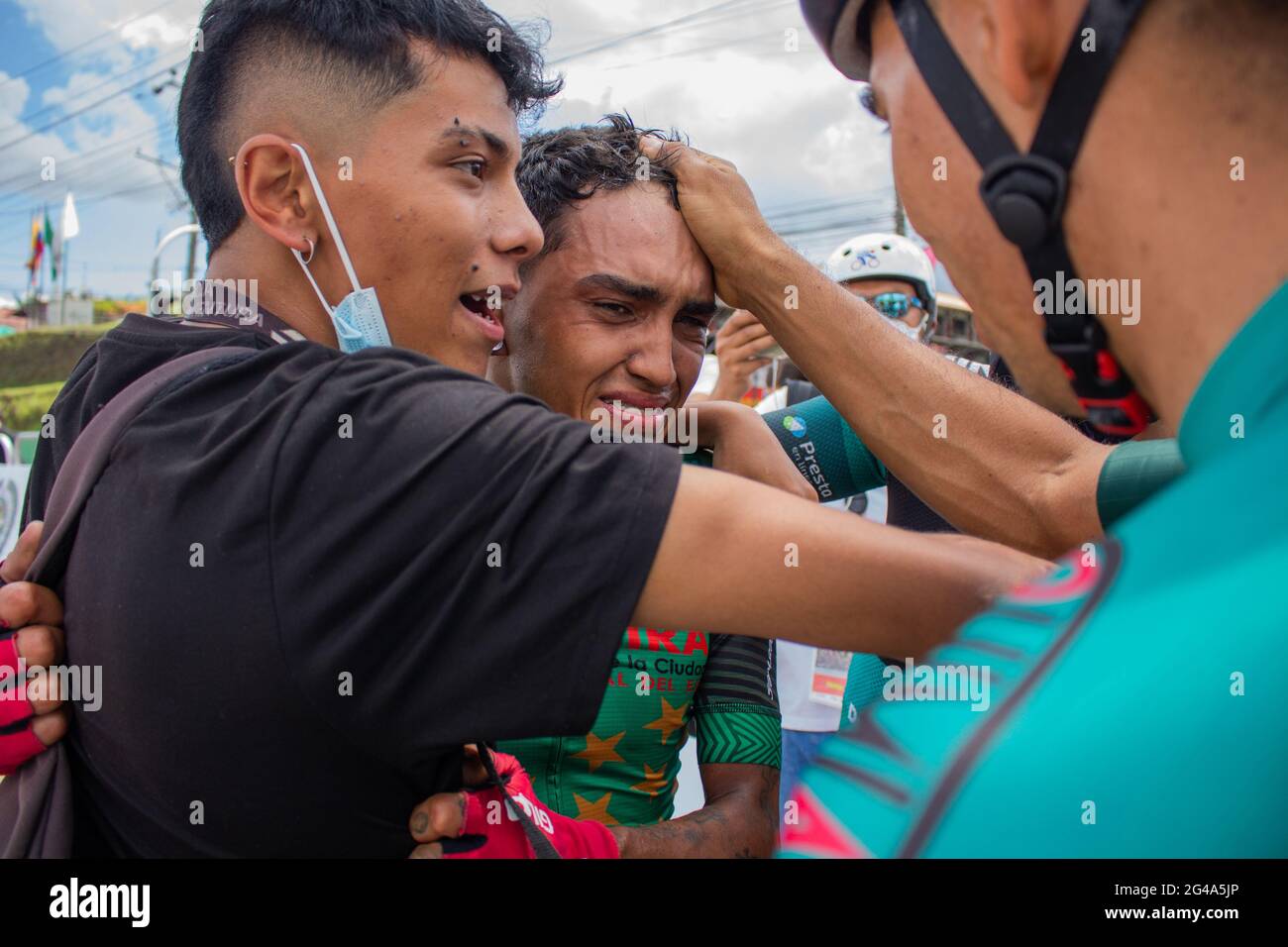 Cyclists crying in the company of his family during the SUB-23 ...