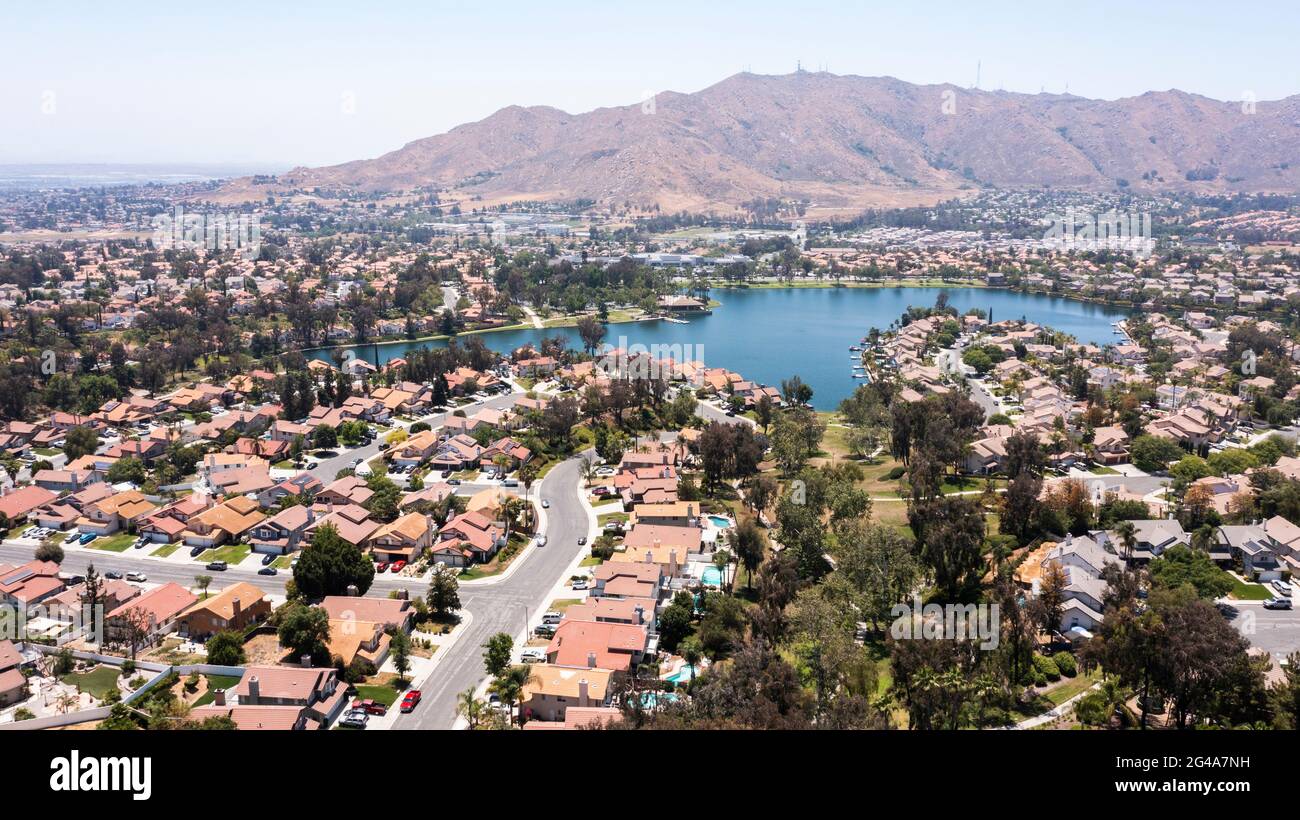 Suburban neighborhood hi-res stock photography and images - Alamy