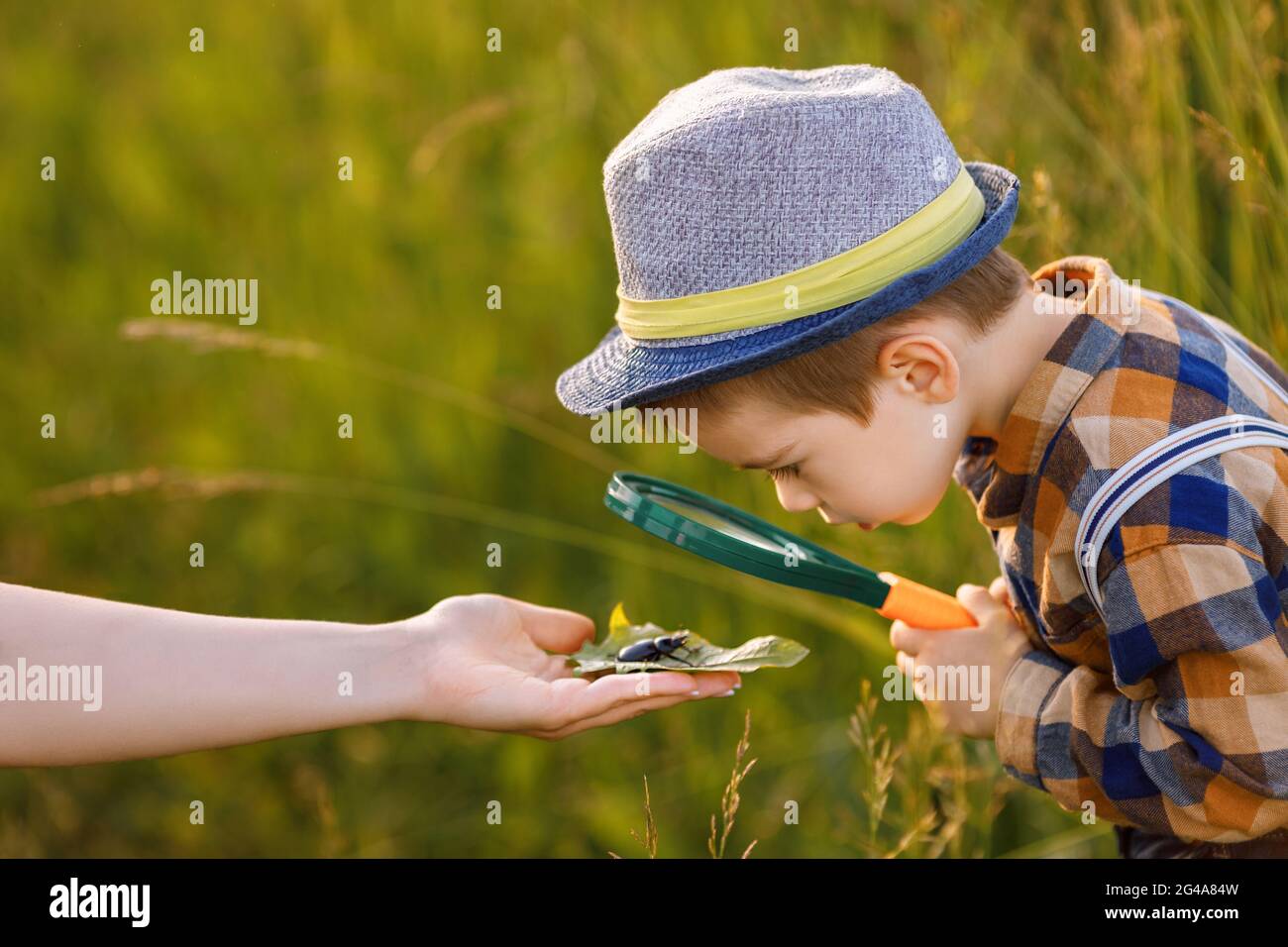 Boy looking with magnifying glass hi-res stock photography and images ...
