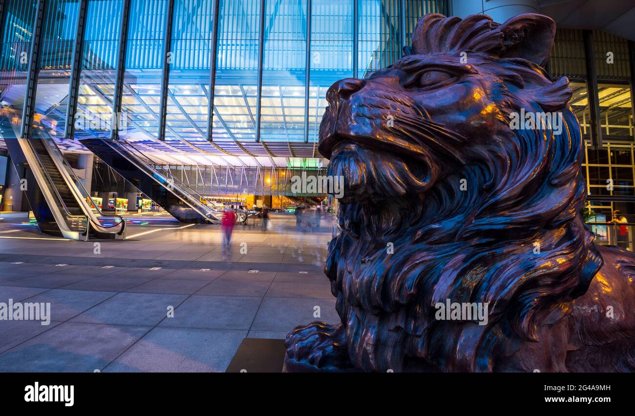 The famous lions in front of the HSBC bank, Central financial district ...