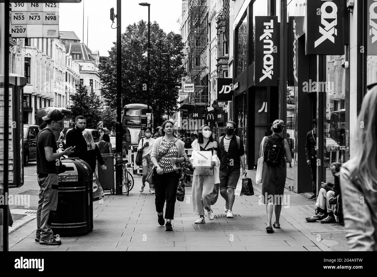 Trafalgar square london open top Black and White Stock Photos & Images ...
