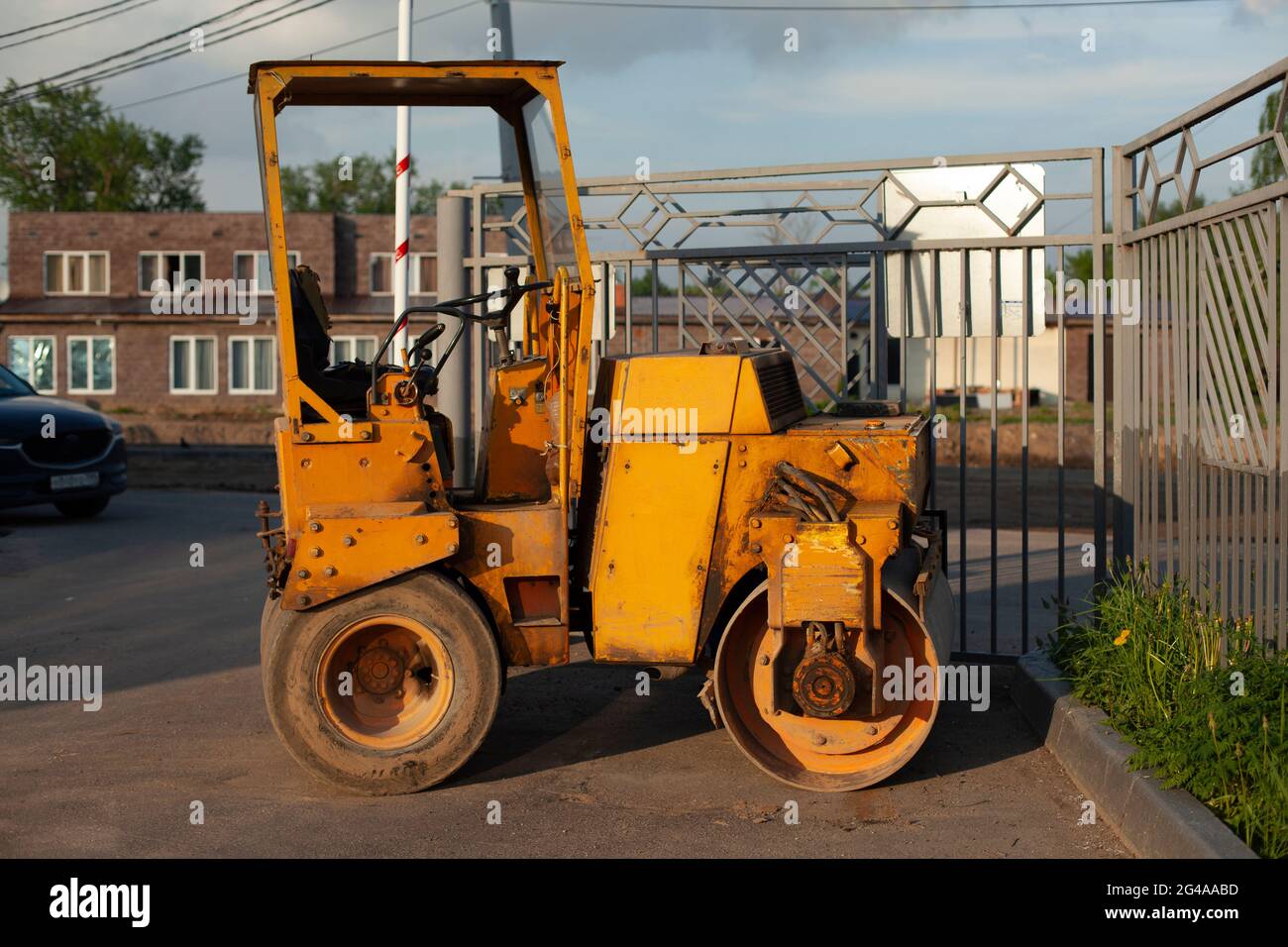 Car stacker hi-res stock photography and images - Alamy