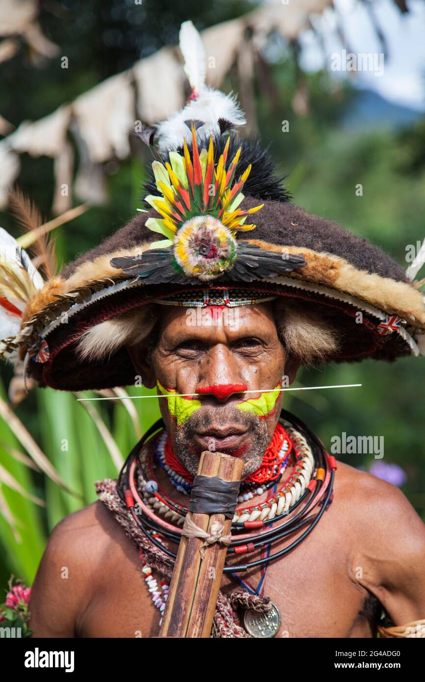 Papua new guinea hela tradition hi-res stock photography and images - Alamy