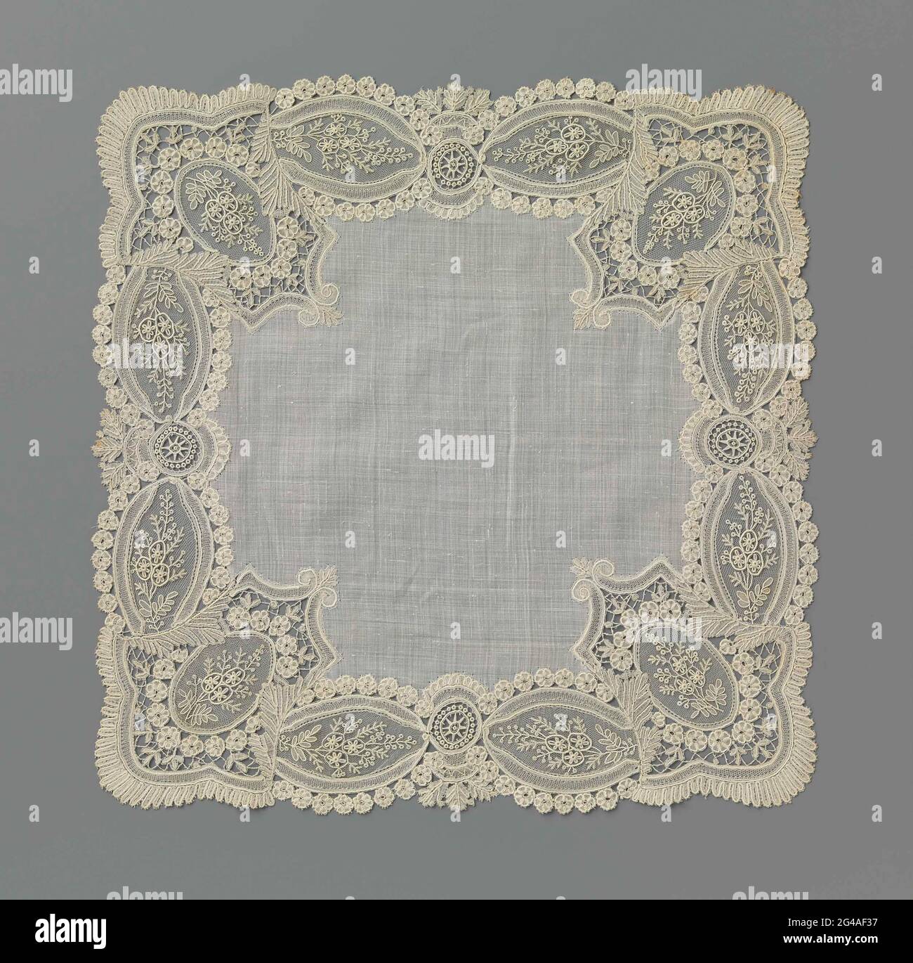 Handkerchief with edge of mixed side with bell-shaped corner reserves ...