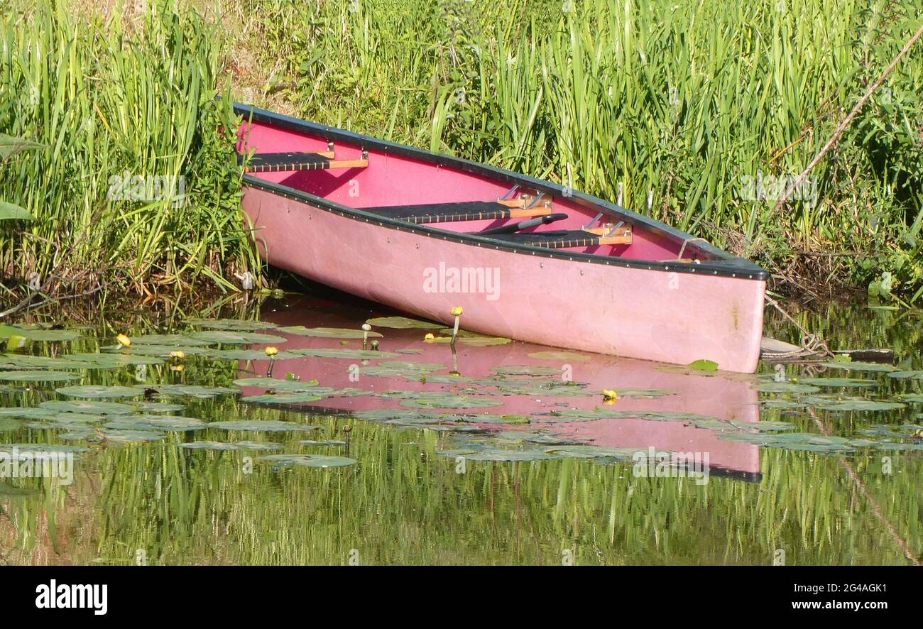 Pink canoe hi-res stock photography and images - Alamy