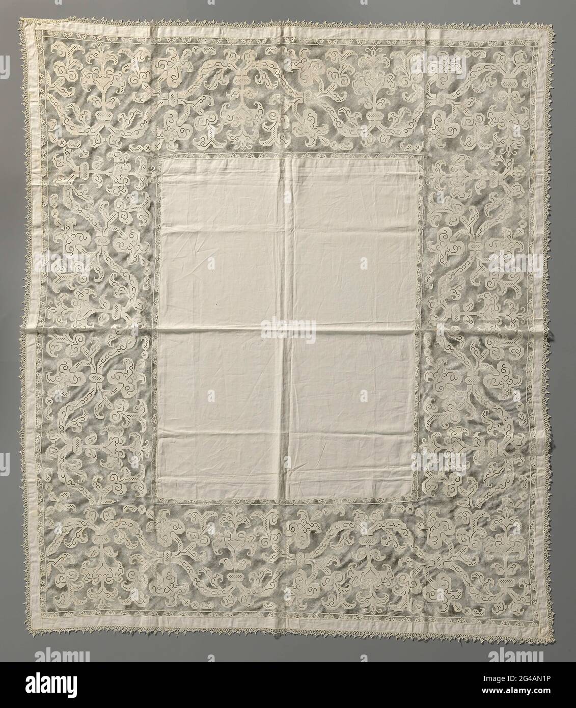 Tablecloth of linen with a wide border fillet side with arabesk leaves ...