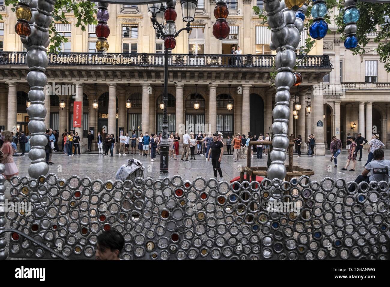 Tourists and people dances around the Royal Palace (Palais Royal) a ...
