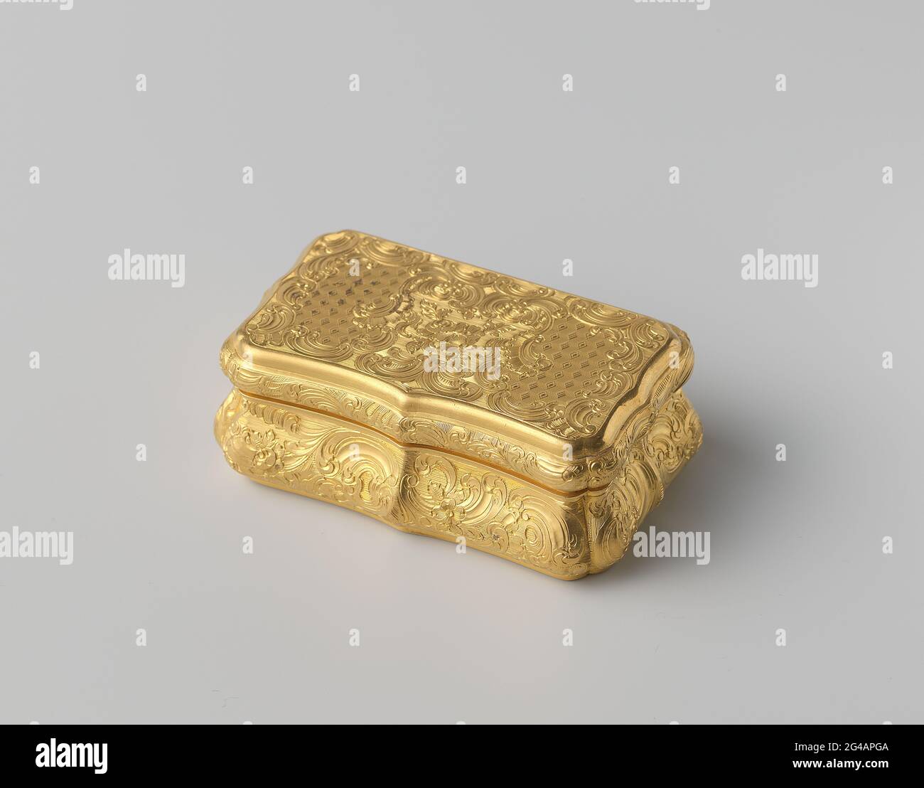 Snuff box with rococo ornaments. Snuff box of gold, with rococo ...