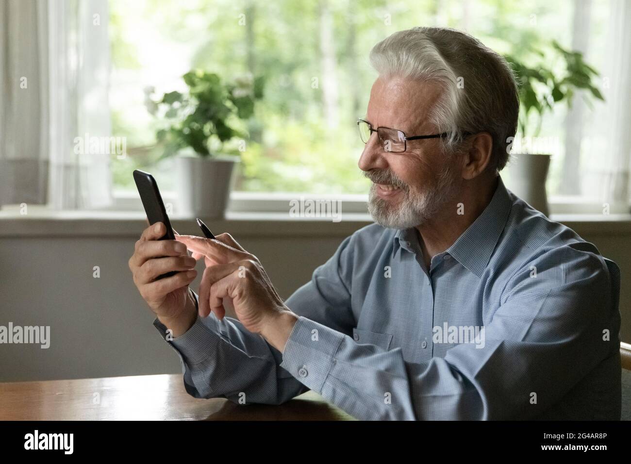 Old man with smartphone hi-res stock photography and images - Alamy
