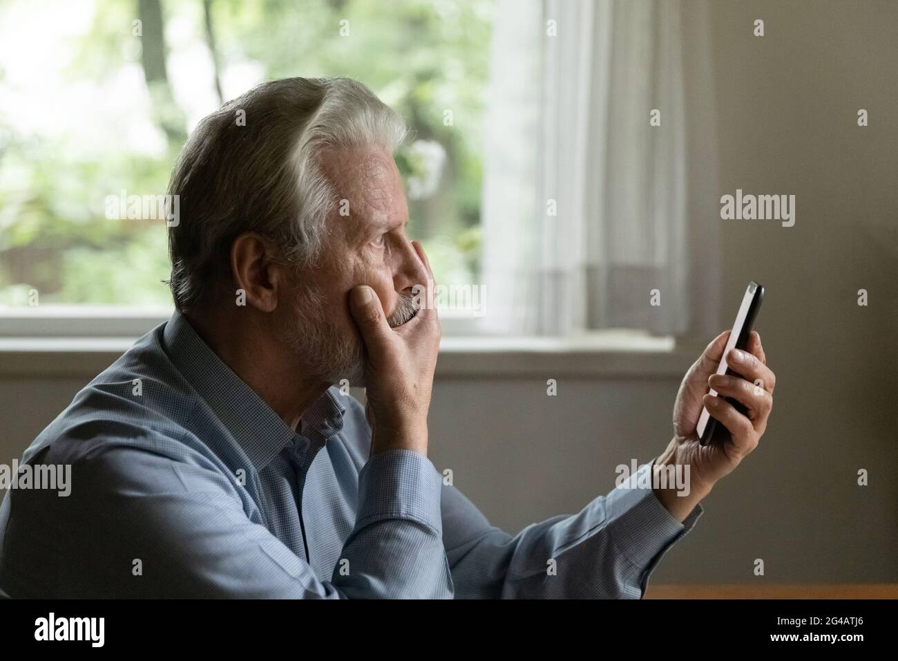 Old man shocked hi-res stock photography and images - Alamy