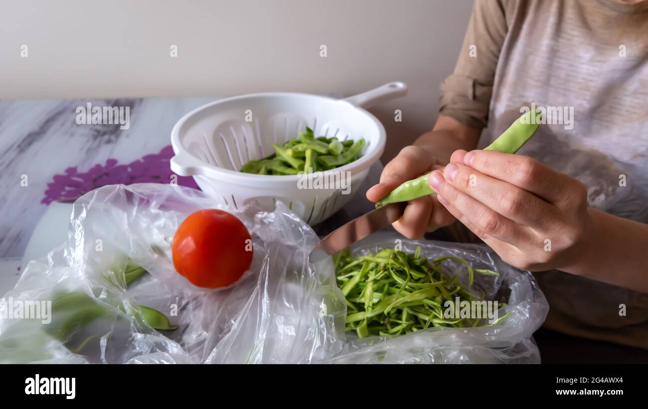 Green beans. Woman cooking in the kitchen at home Stock Photo - Alamy