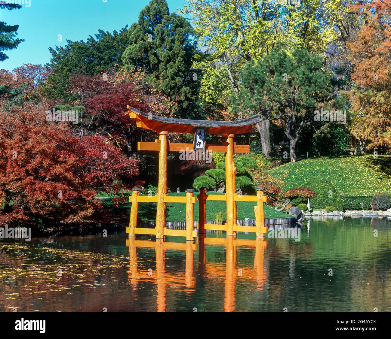 TORII GATEWAY JAPANESE HILL AND POND GARDEN BROOKLYN BOTANICAL GARDEN ...