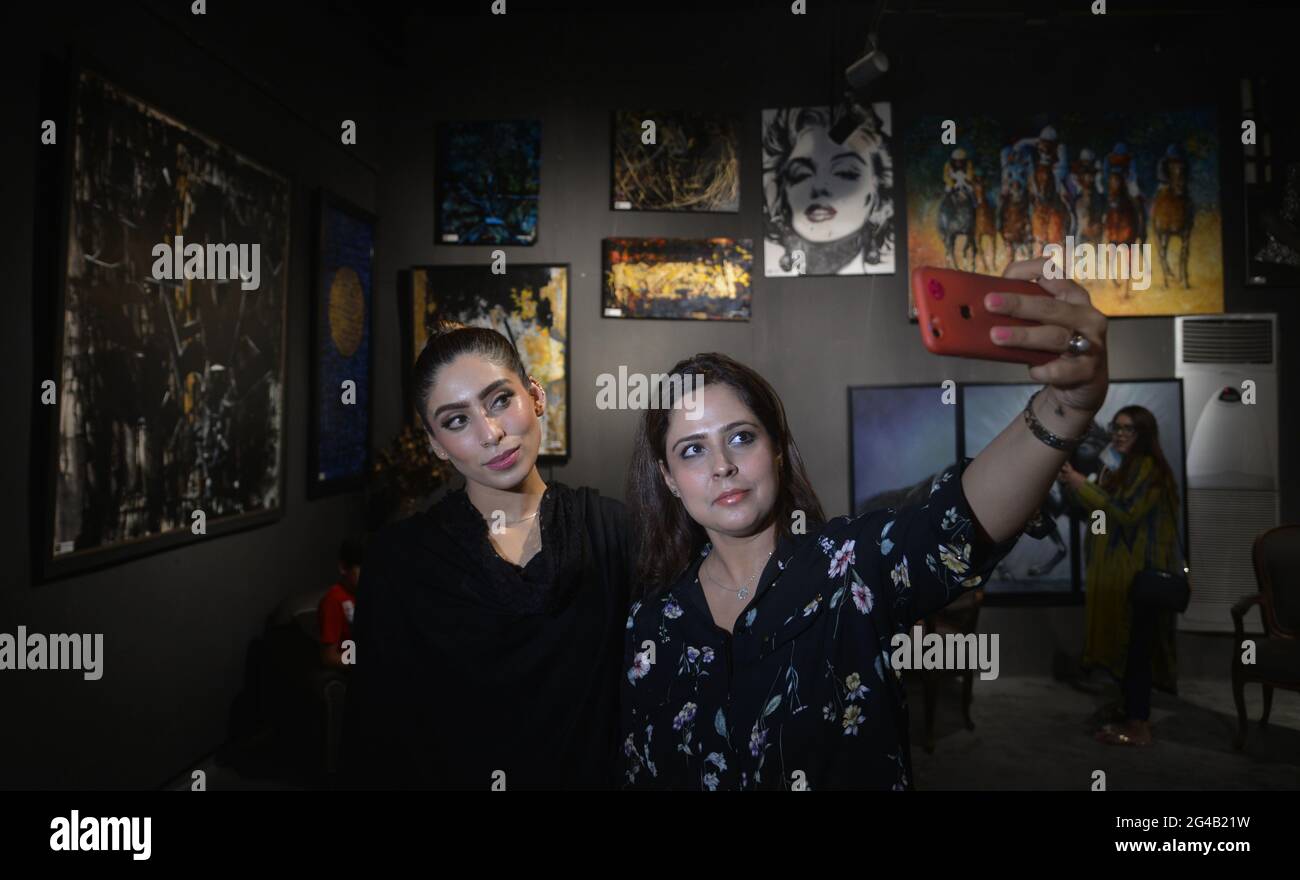 Pakistani visual artist Amna Butt gives tour to guests of her visual ...