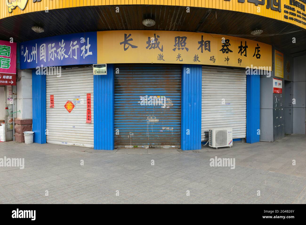 Shuttered shops hi-res stock photography and images - Alamy