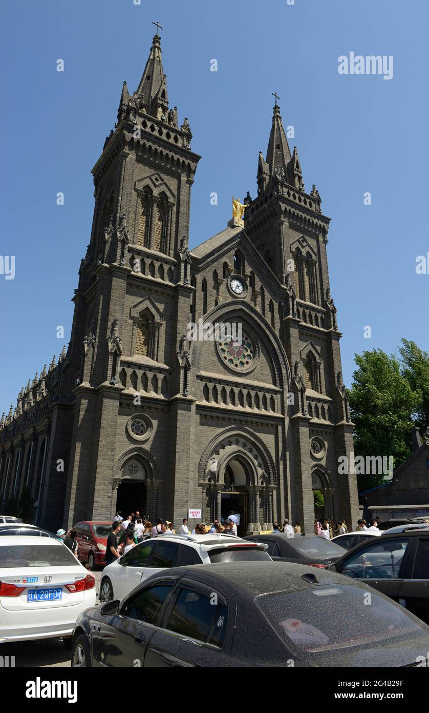 Catholic church worshippers hi-res stock photography and images - Alamy
