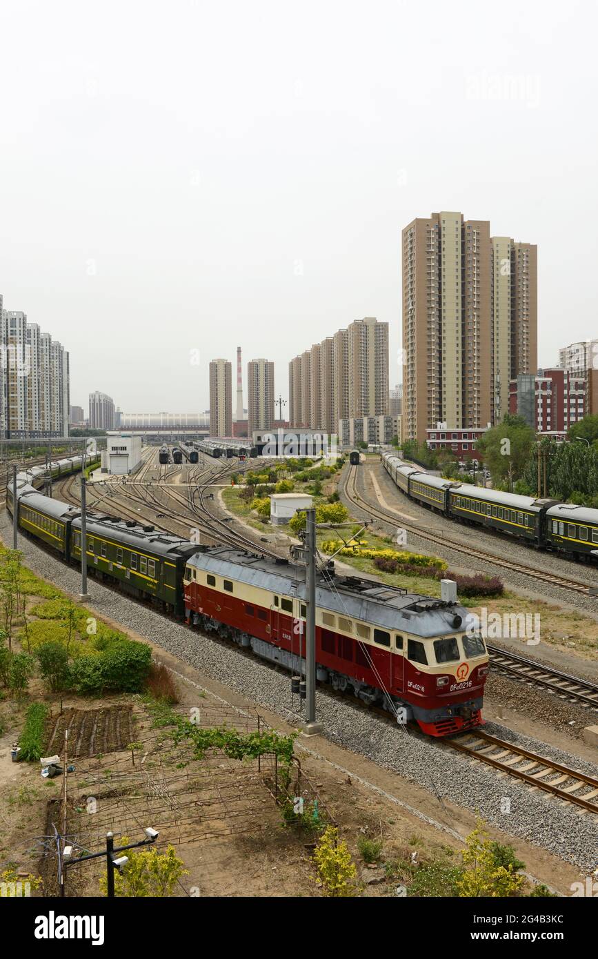A passenger train pulled by a DF4 type locomotive leaves Shenyang ...