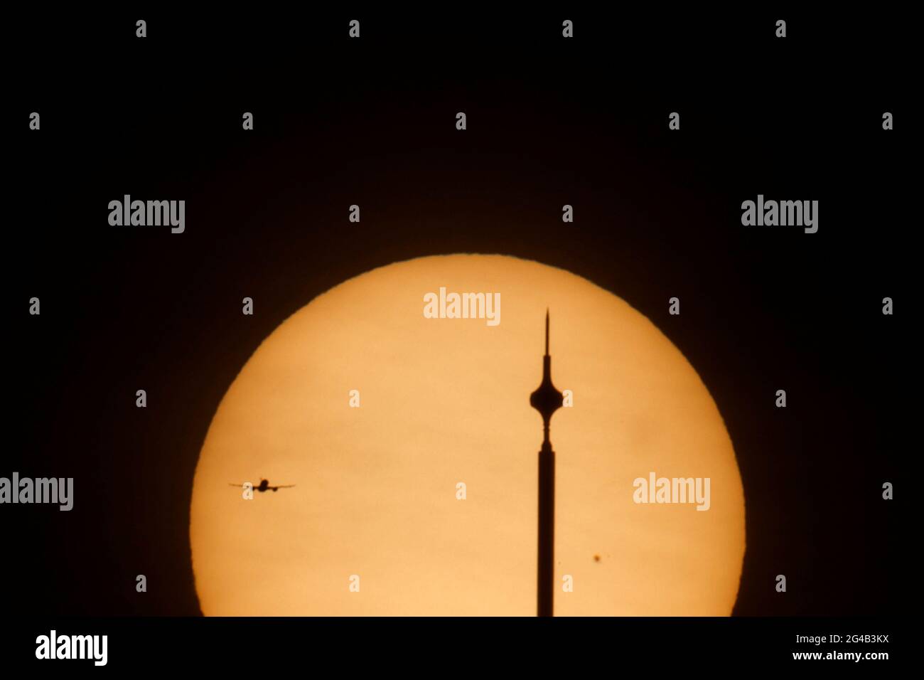 Lightning plane china hi-res stock photography and images - Alamy