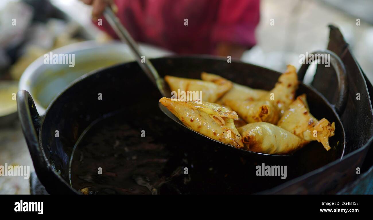 indian spicy sammusa deep frying Stock Photo - Alamy