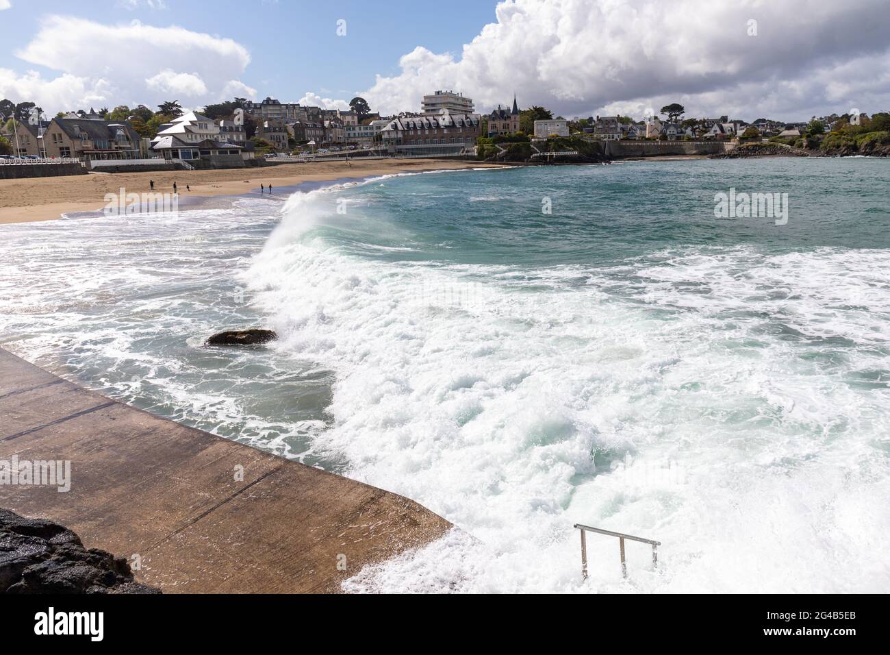France big waves hi-res stock photography and images - Alamy
