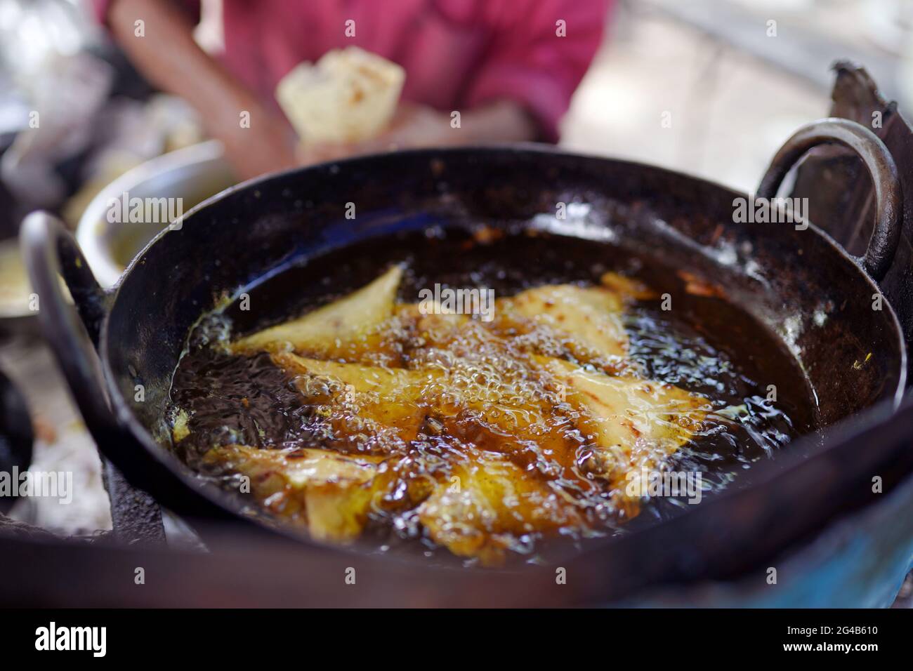 Deep frying savory samosas hi-res stock photography and images - Alamy