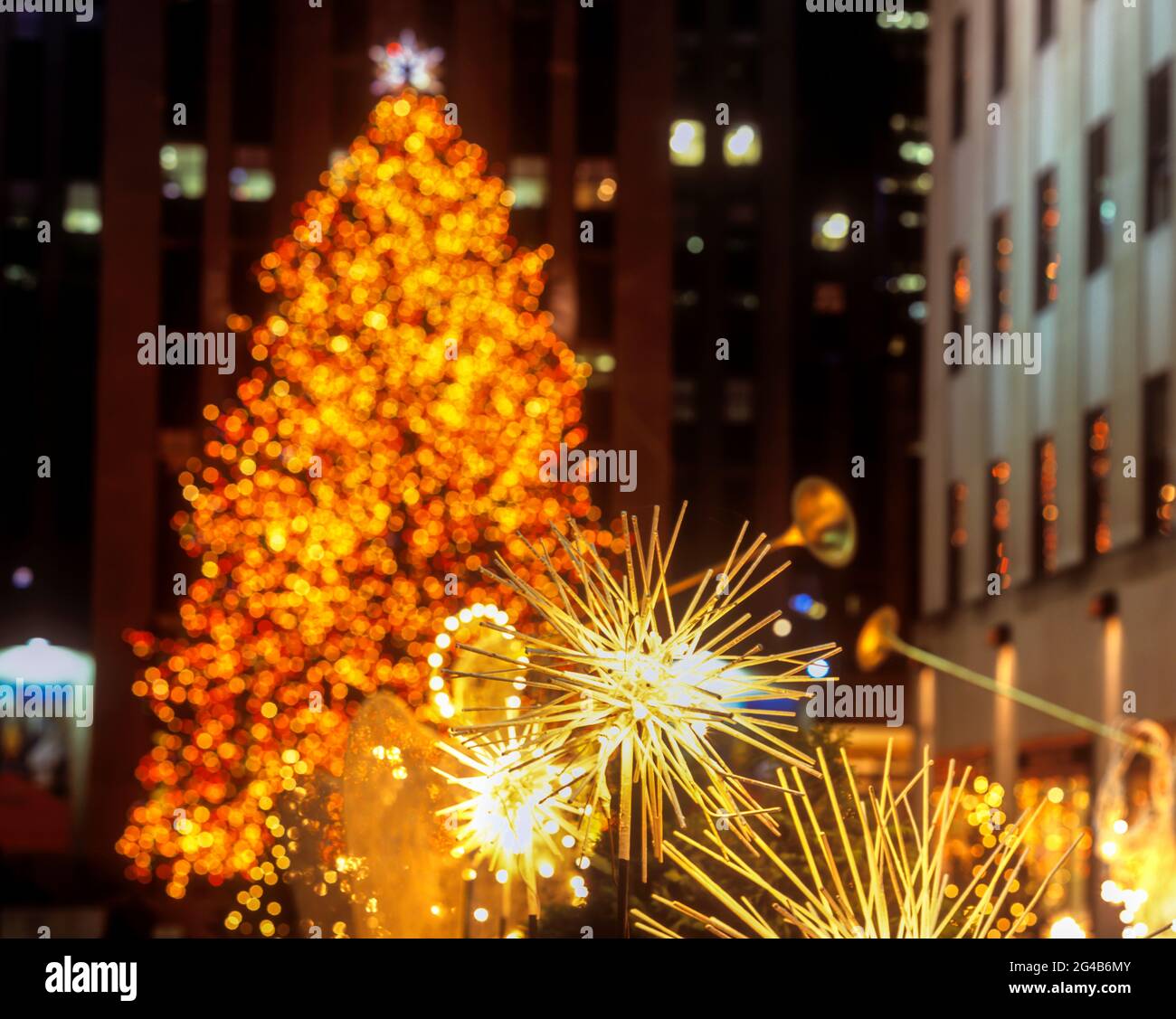 2007 HISTORICAL CHRISTMAS TREE LIGHTS ROCKEFELLER CENTER (©RAYMOND HOOD ...