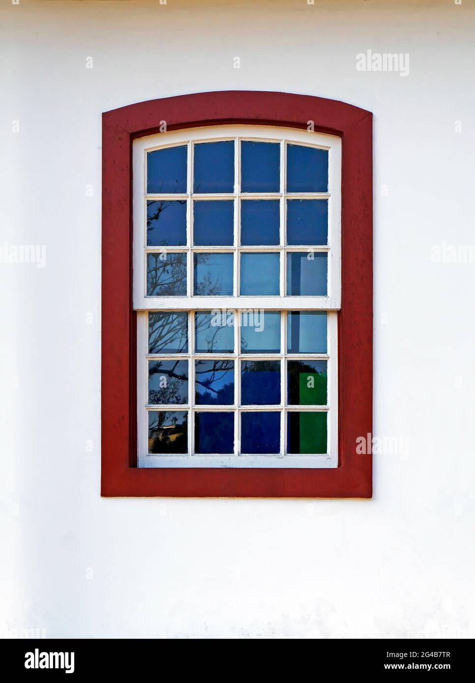 Colonial window on white facade Stock Photo - Alamy