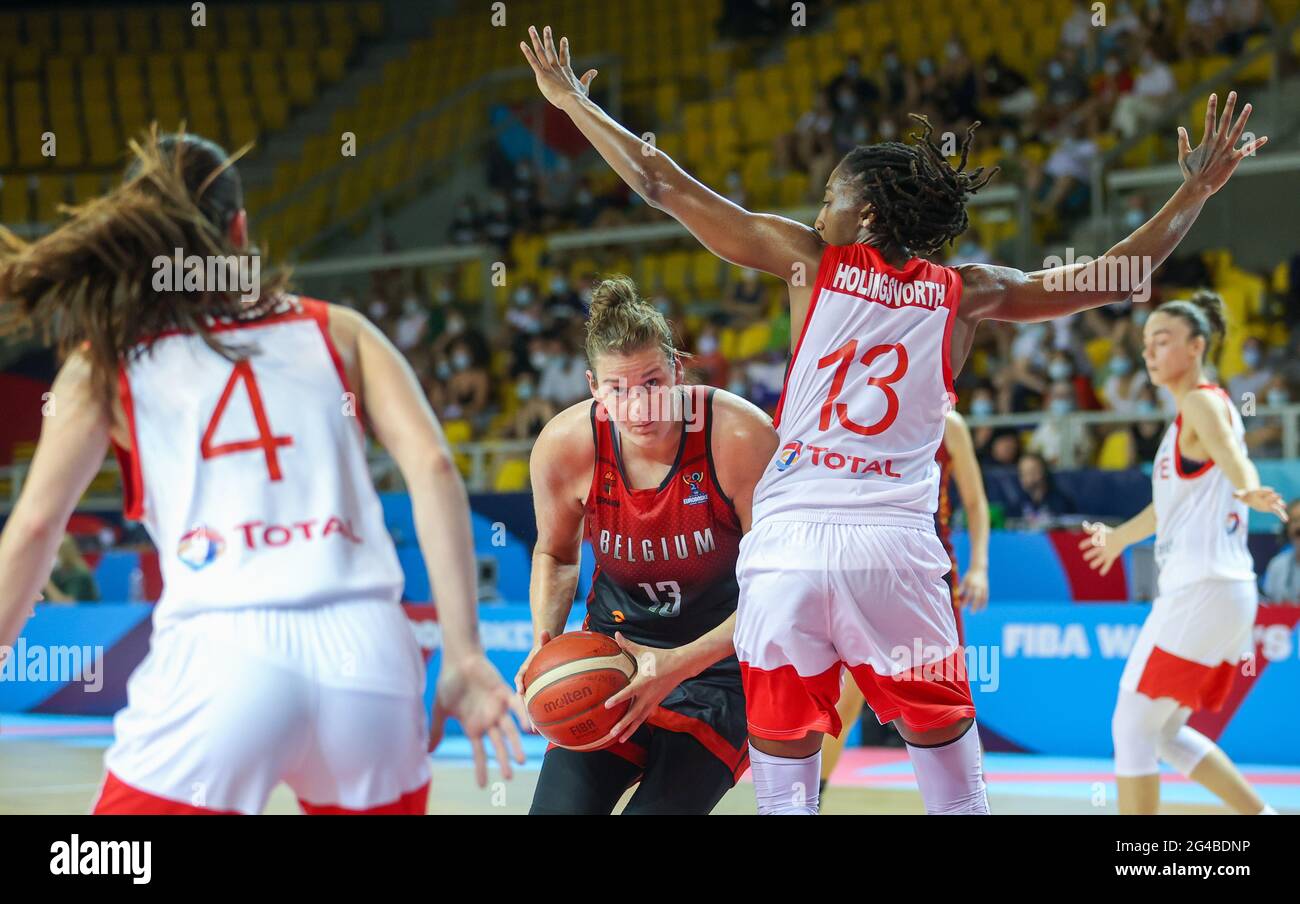 Belgian Cats Kyara Linskens and Turkey's Quanitra Hollingsworth fight ...