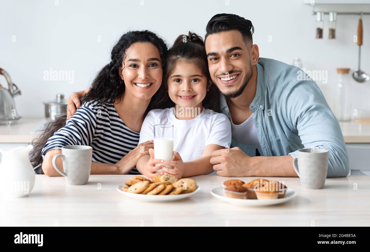 Middle eastern family hi-res stock photography and images - Alamy