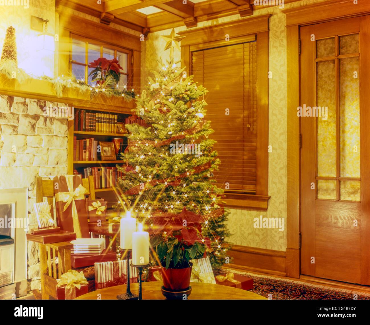 2006 HISTORICAL CRAFTSMAN HOME LIVING ROOM INTERIOR WITH CHRISTMAS TREE ...