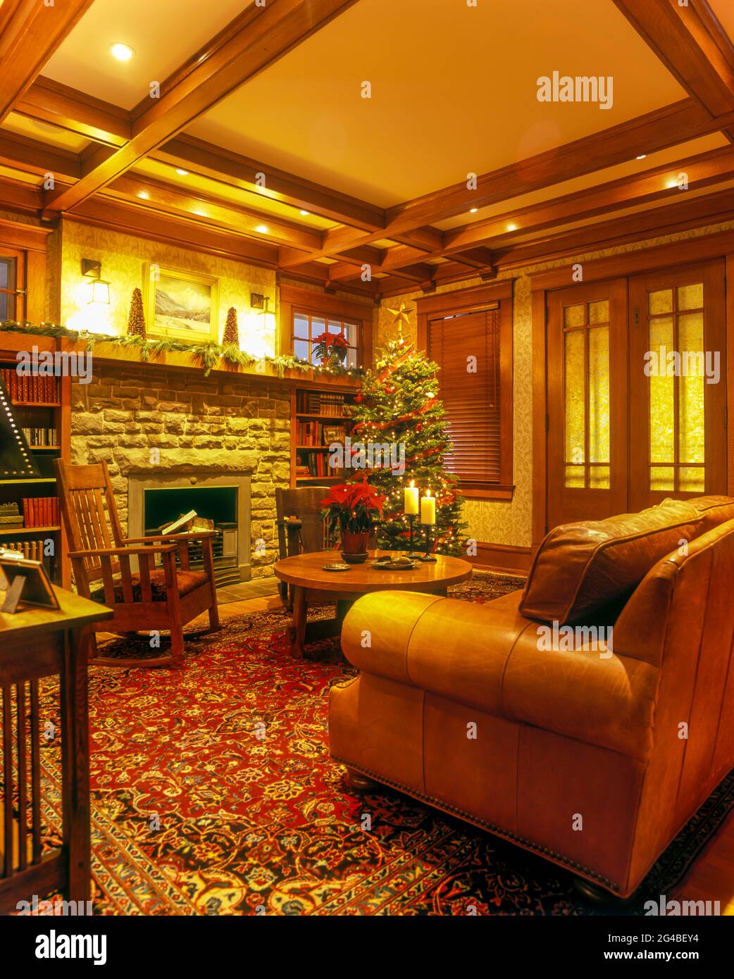 2006 HISTORICAL CRAFTSMAN HOME LIVING ROOM INTERIOR WITH CHRISTMAS TREE ...