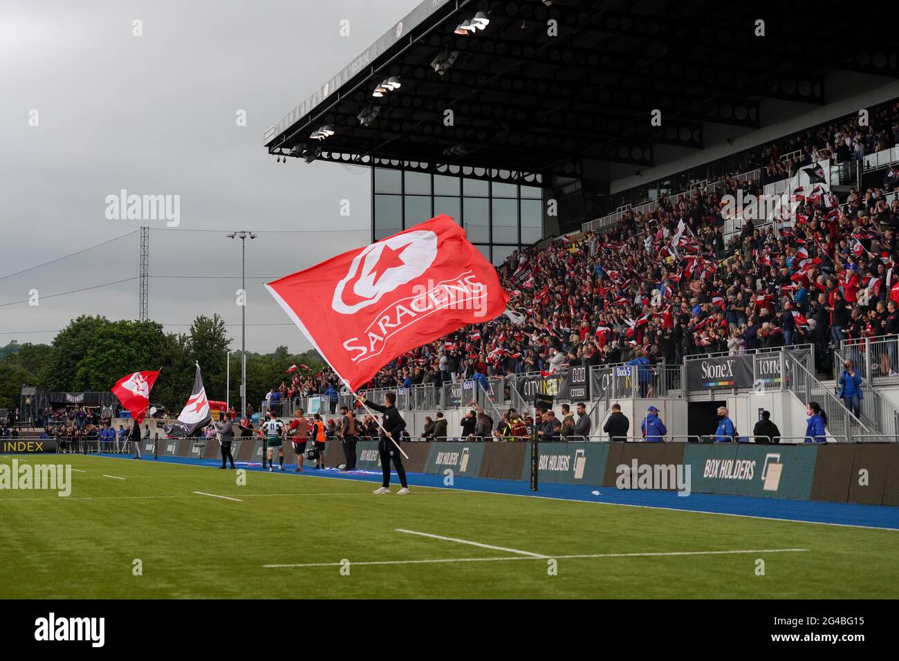 Fans welcome the Saracens team to the pitch Stock Photo - Alamy