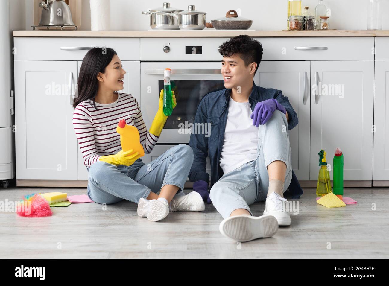Asian couple sitting hi-res stock photography and images - Alamy