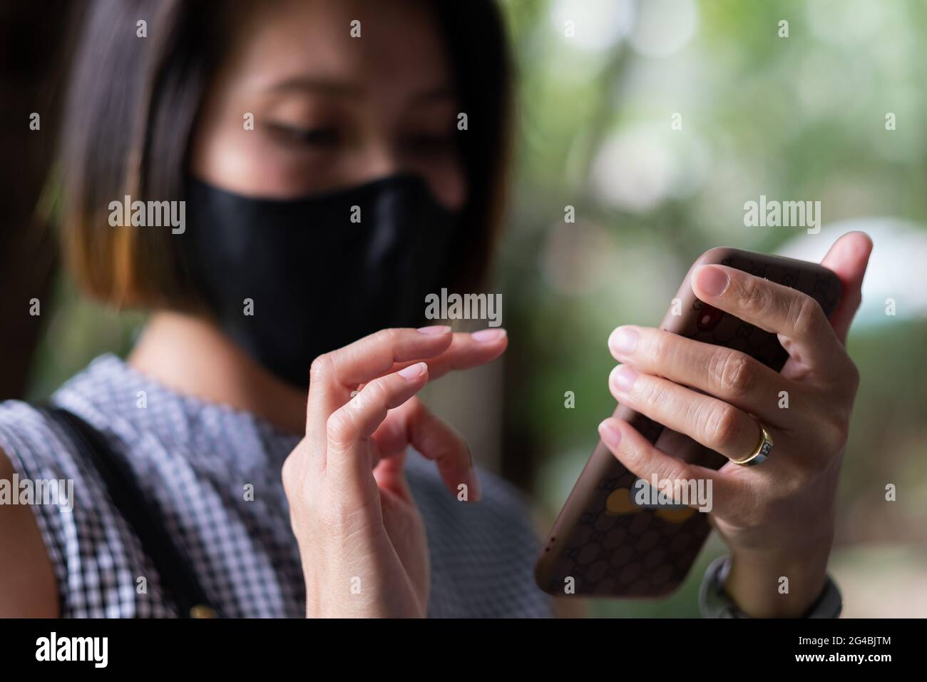 Girl typing smartphone hi-res stock photography and images - Alamy