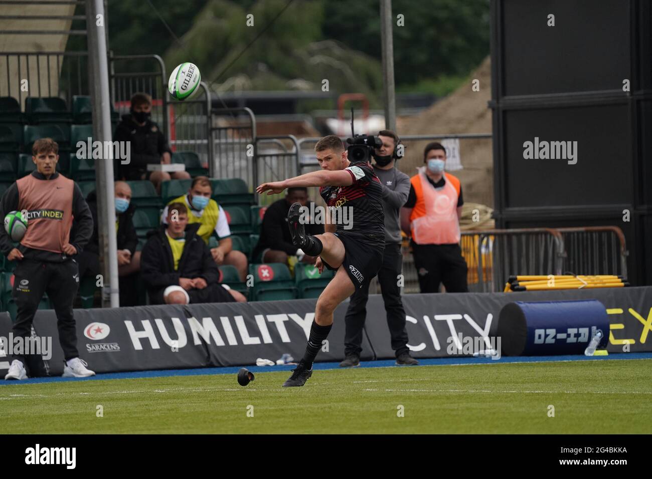 Owen Farrell #10 of Saracens converts the try Stock Photo - Alamy