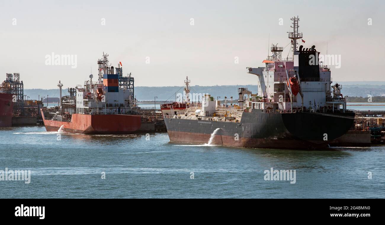 Tanker jetty hi-res stock photography and images - Alamy