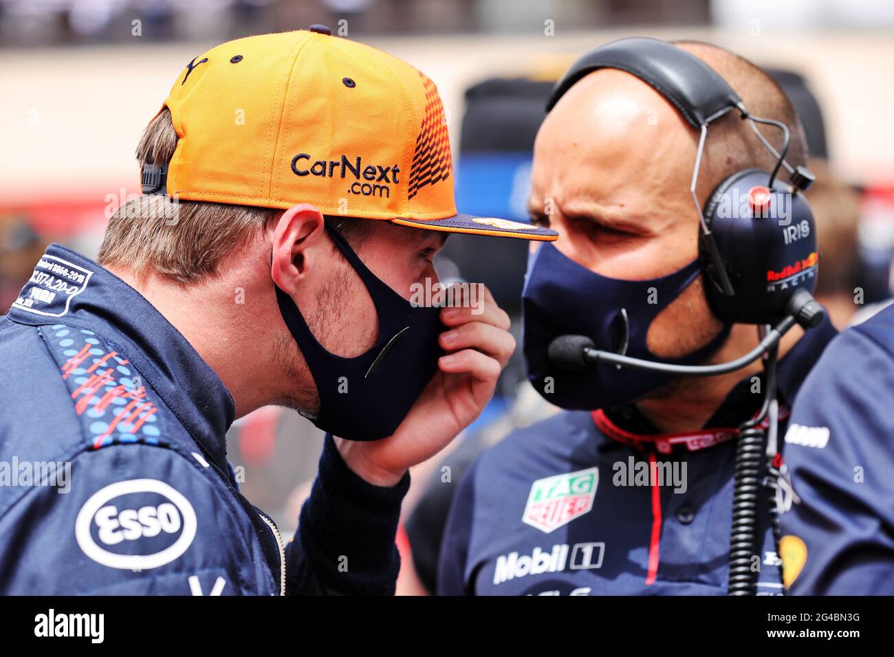 Red bull racing engineer on grid hi-res stock photography and images - Alamy