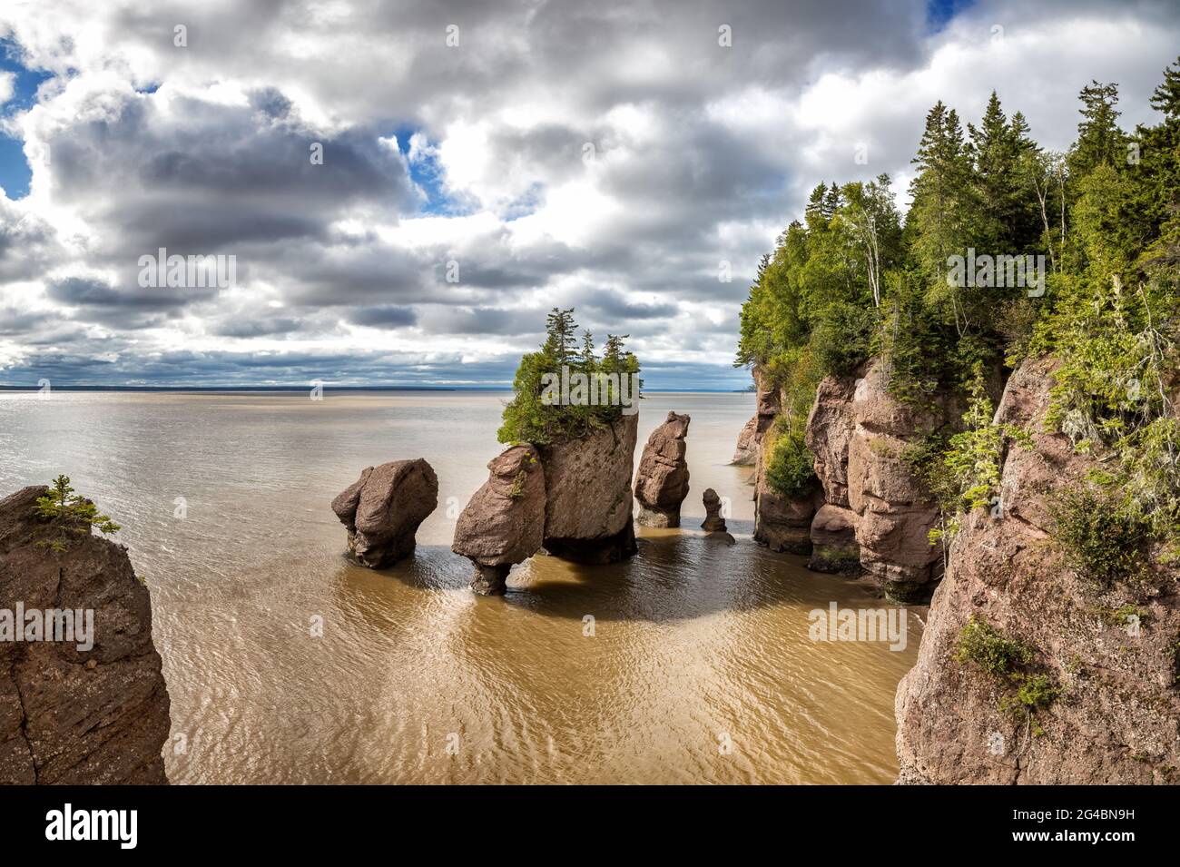 High tide and low tide at bay of fundy hi-res stock photography and ...